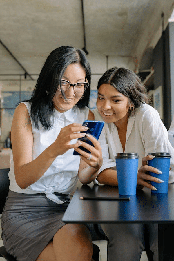 Dealing With Employees Playing On Cell Phones: Stoicess’ Secret ...